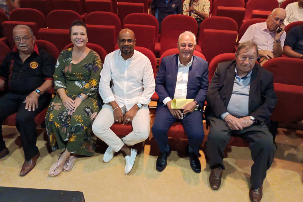 La Ville de Sainte-Suzanne et le FC Bagatelle rendent un hommage ...