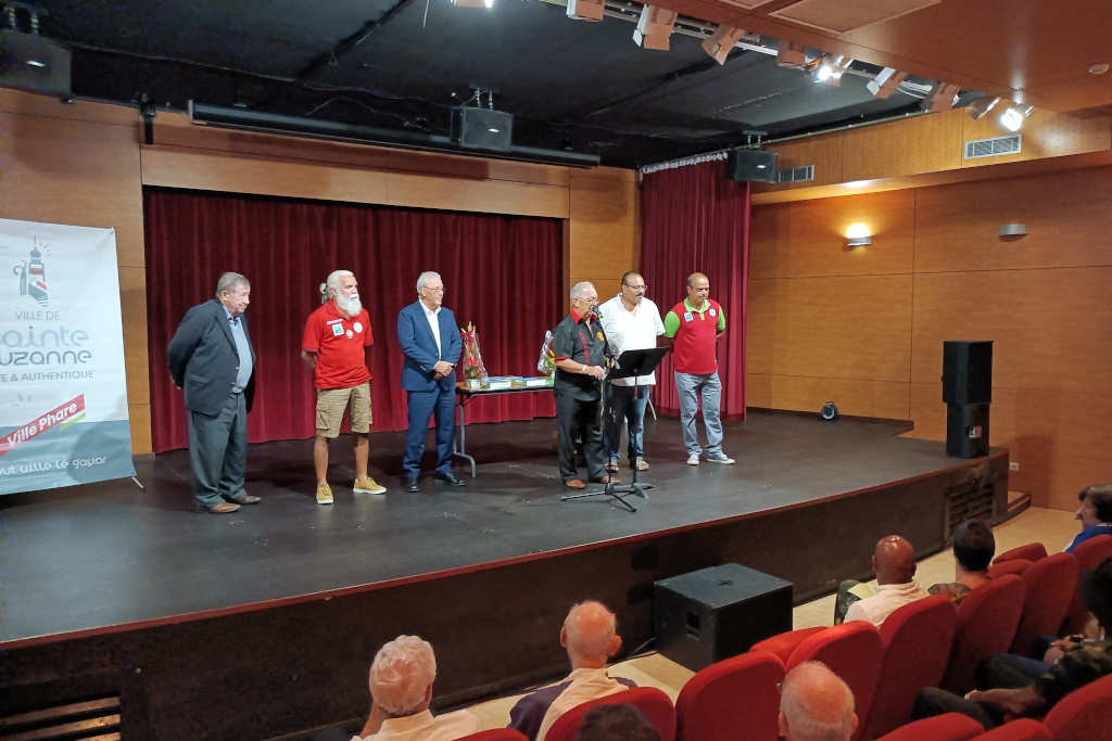 La Ville de Sainte-Suzanne et le FC Bagatelle rendent un hommage ...