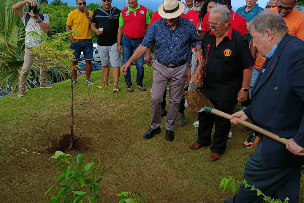La Ville de Sainte-Suzanne et le FC Bagatelle rendent un hommage ...
