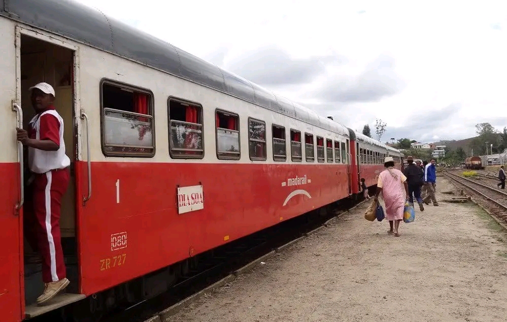 Madagascar : retour du train de voyageurs entre Moramanga et Tamatave