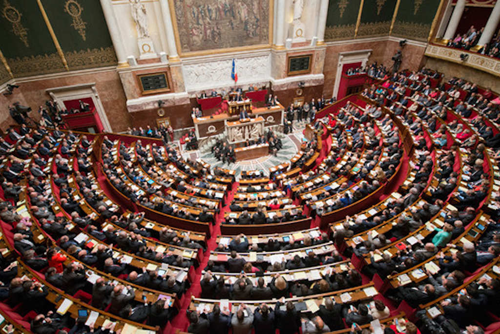 Le gouvernement français renversé par le vote de la majorité des députés