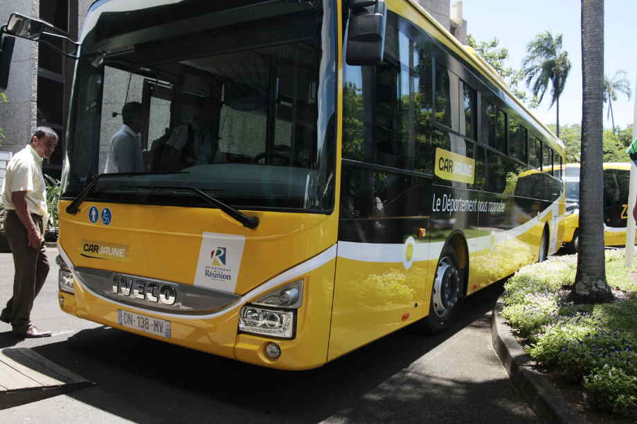 Cars jaunes : 30 % de passagers en plus en un mois